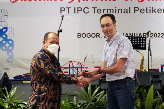 Meratus - Meratus Receives Double Awards from IPC Terminal Container Meratus - Meratus Receives Double Awards from IPC Terminal Container